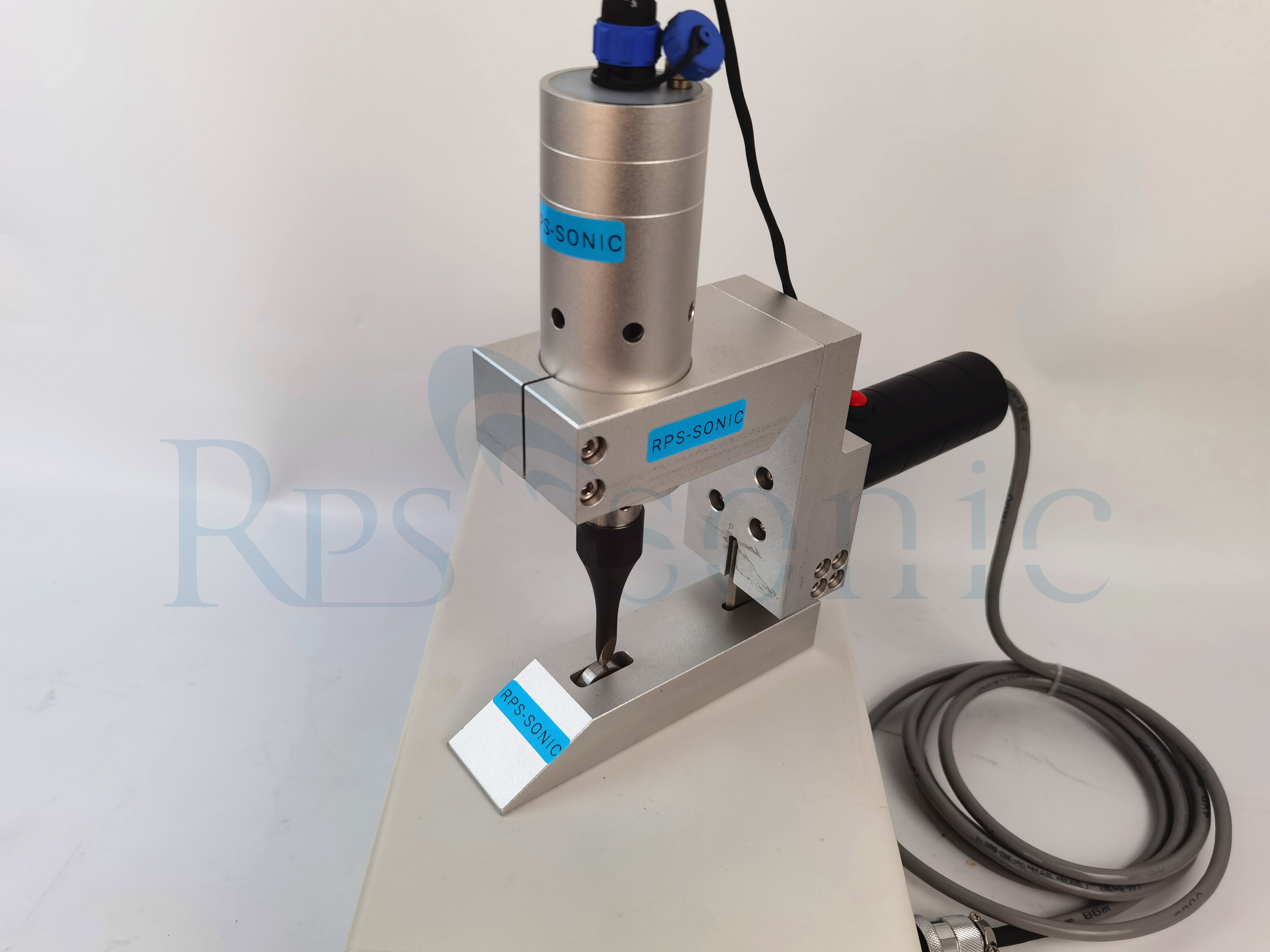 Compact Ultrasonic cutting machine for cutting of fabrics, non-woven ...